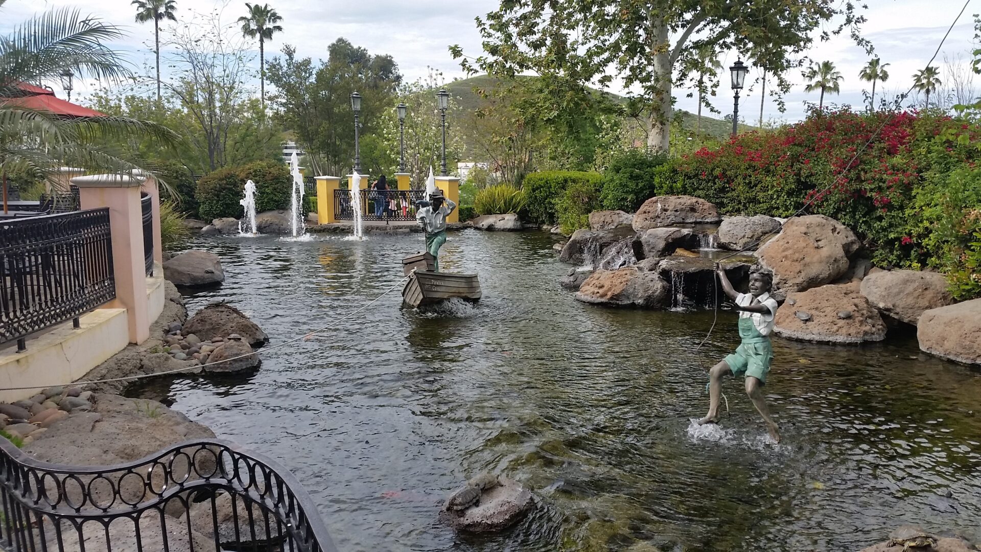 SHOPPING IN DEN COMMONS CALABASAS