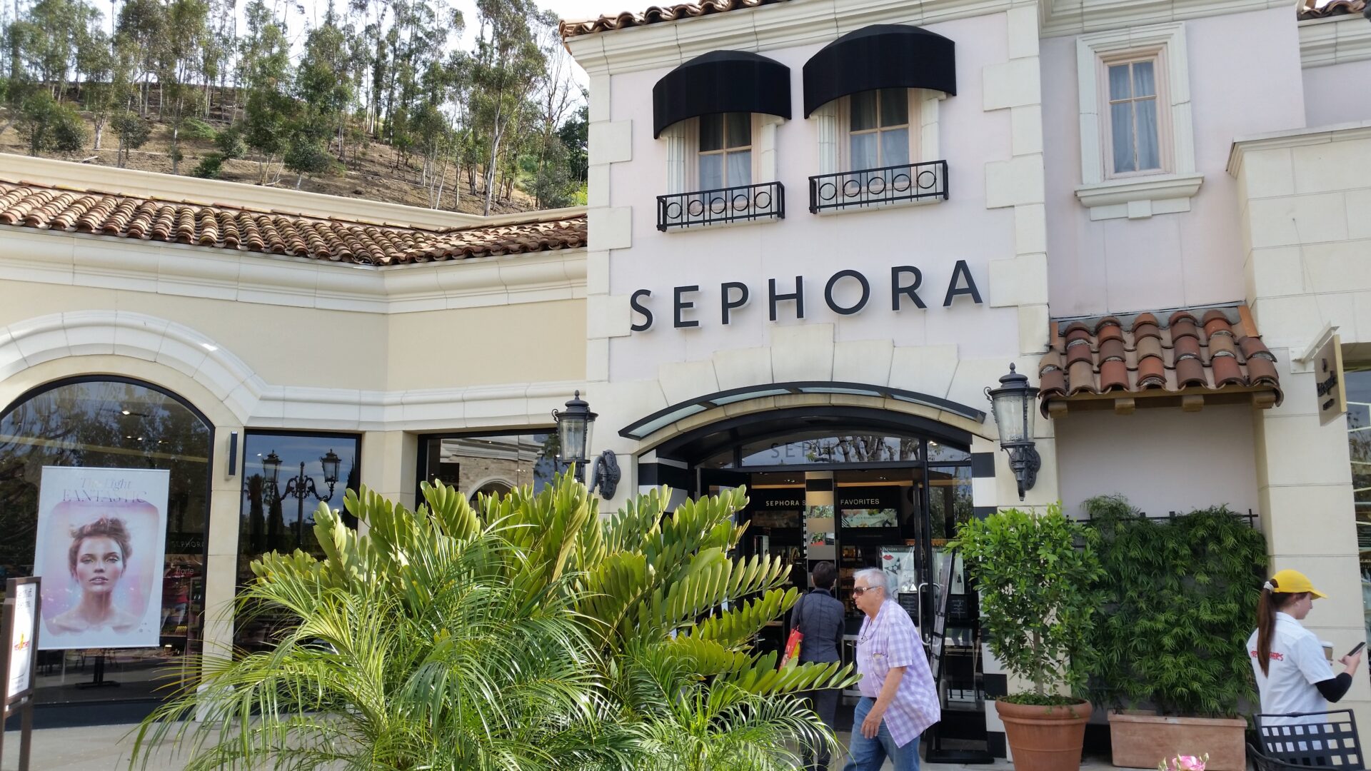 SHOPPING IN DEN COMMONS CALABASAS