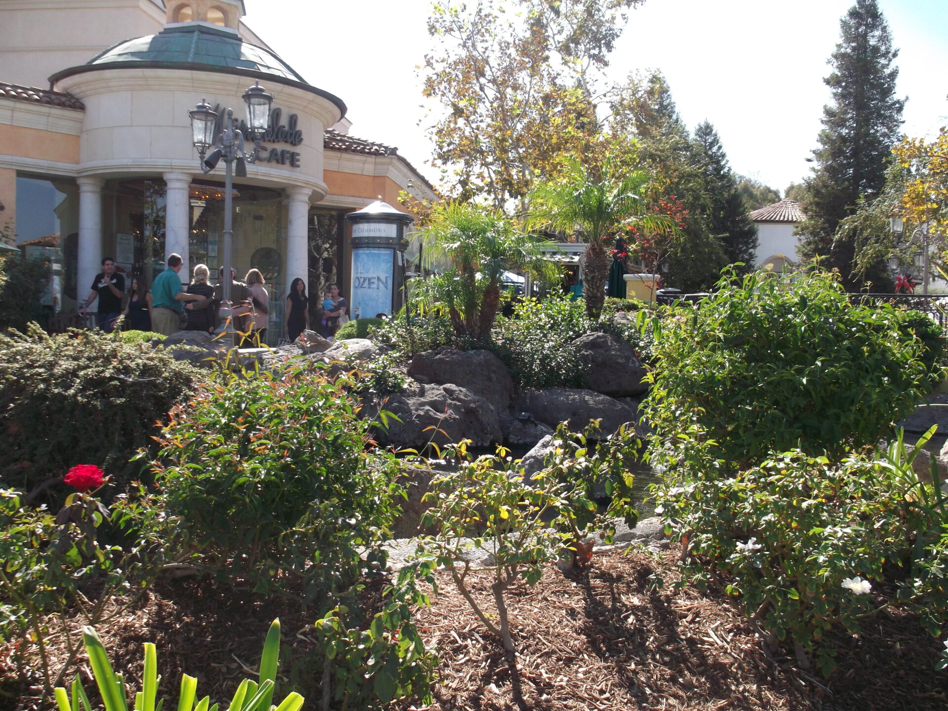 SHOPPING IN DEN COMMONS CALABASAS