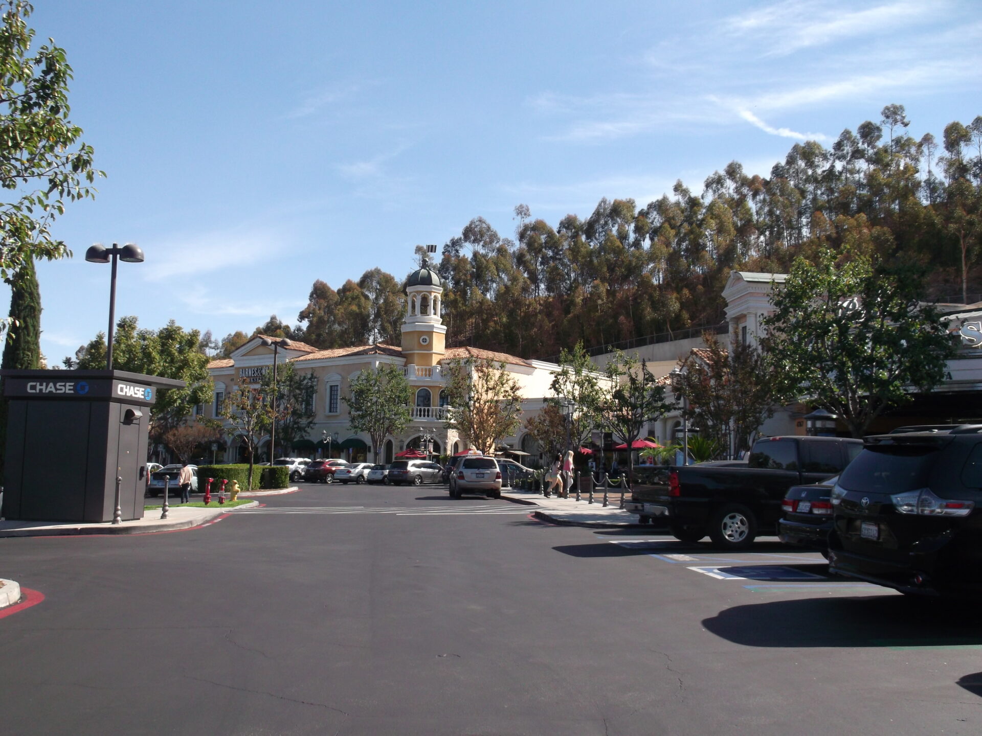 SHOPPING IN DEN COMMONS CALABASAS